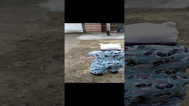 Гуляем. Лера кушает банан.