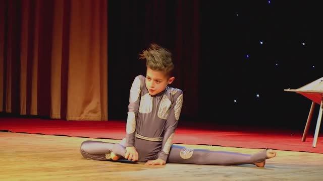 Детский цирк.  Очень гибкий мальчик ,клешник