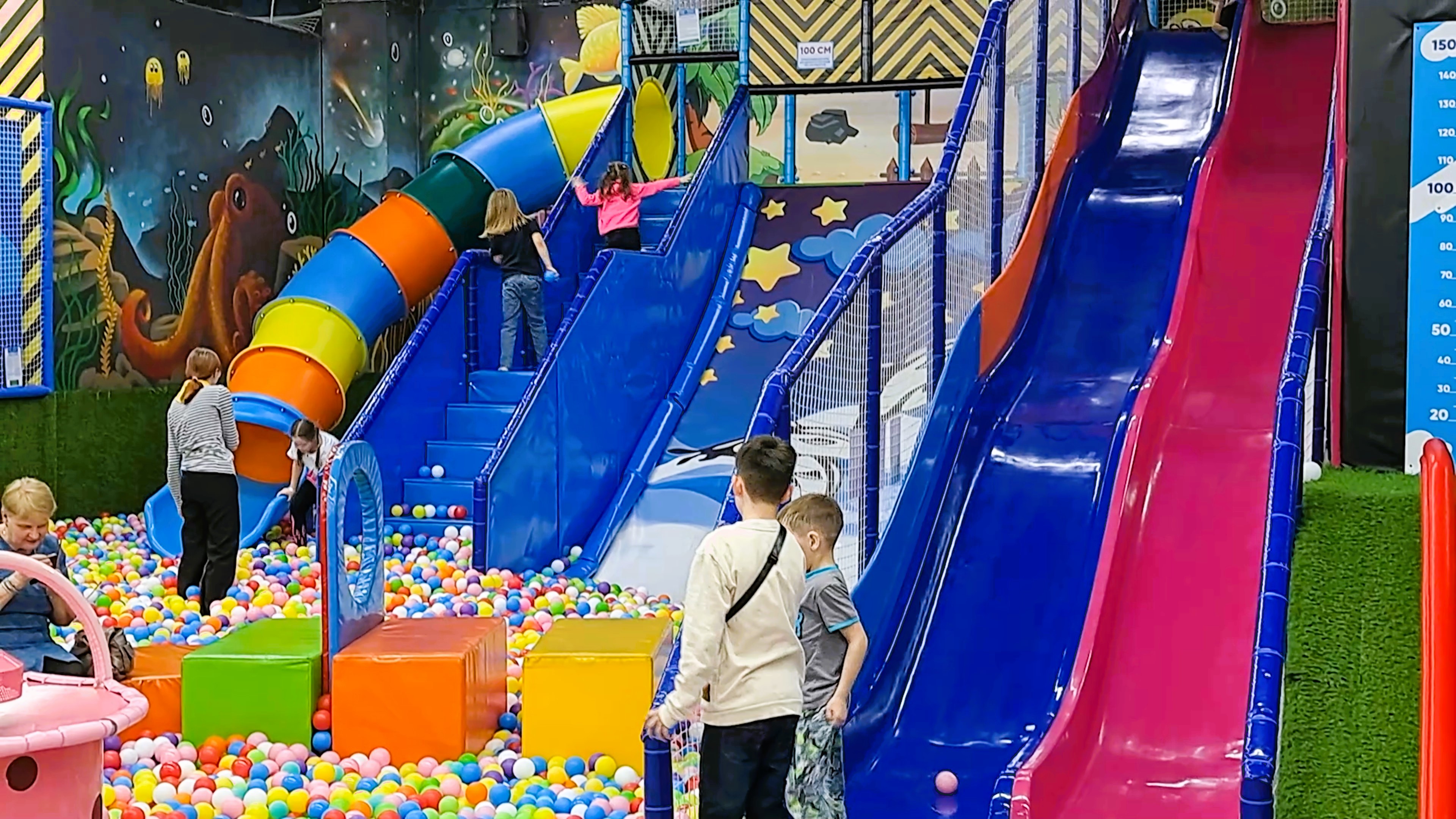 Катаемся с горки на детской площадке играем в догонялки