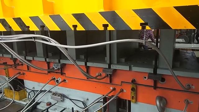 Компрессионное формование листовой формовочной смеси SMC