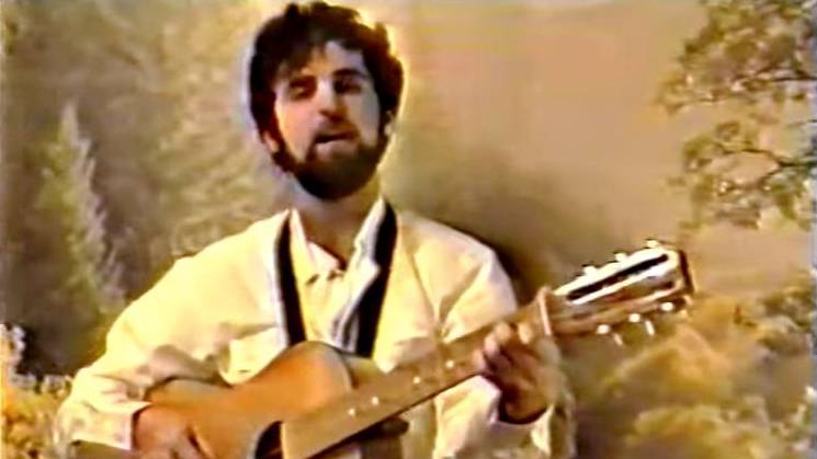 Мне океан ласкает ступни ног