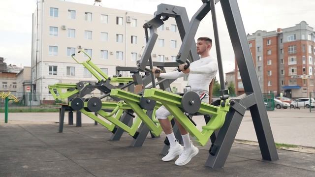 Уличный тренажер качели-маятник с переменной нагрузкой.