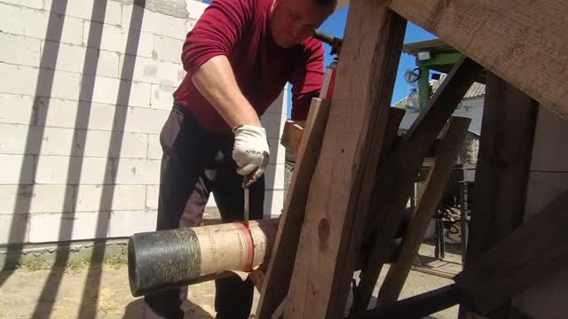 Лайфхак как отрезать от рулона рубероида кусок