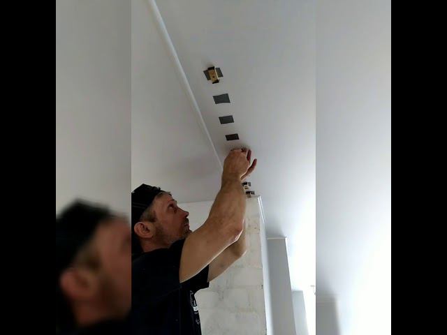 Монтаж перегородки к натяжному потолку