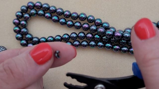 Как подсоединить замочек к бусам.  Колье из Черного жемчуга