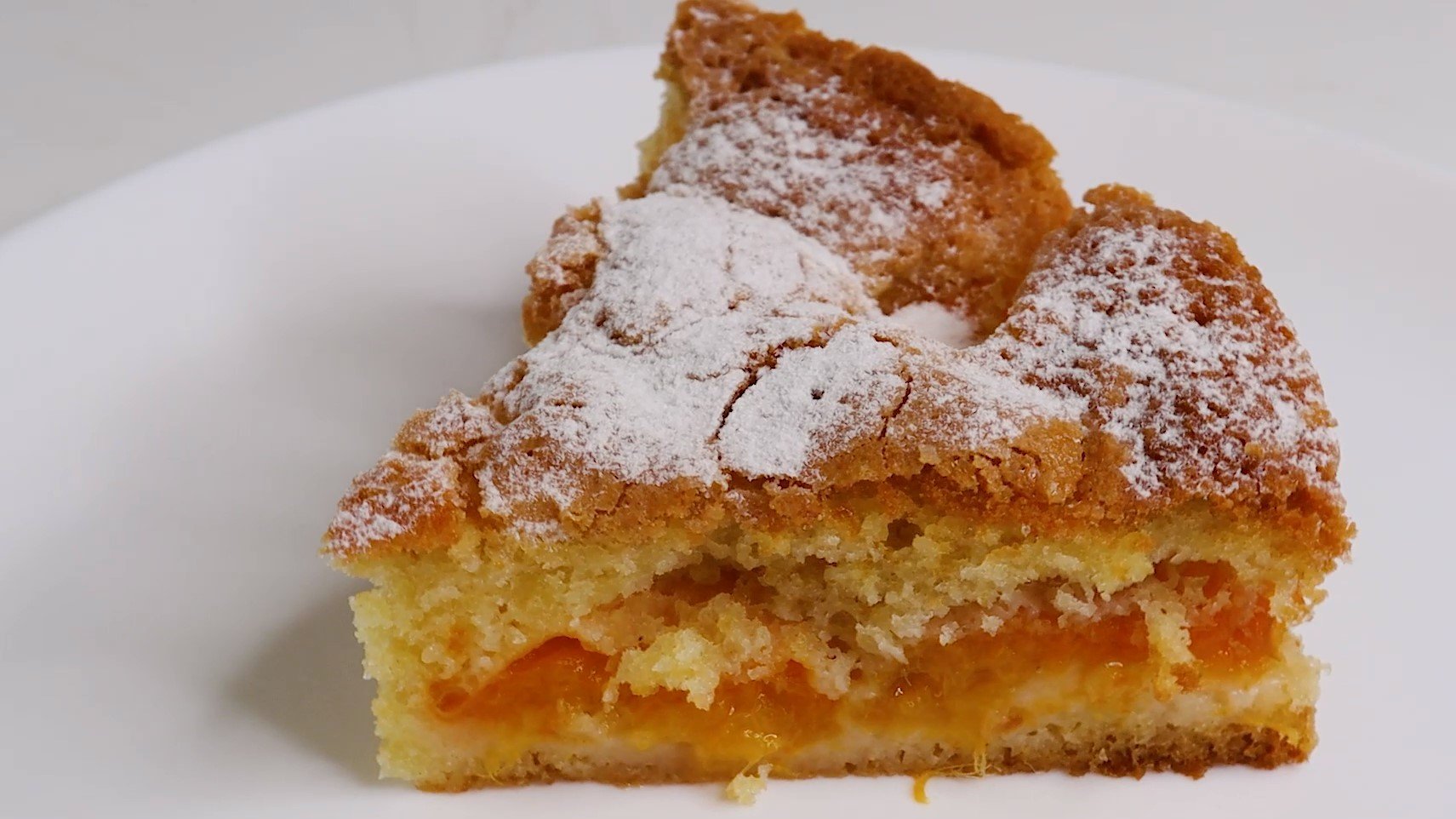 Потрясающе вкусный и аппетитный! Нежнейший кекс или пирог с абрикосами, просто невероятное тесто.