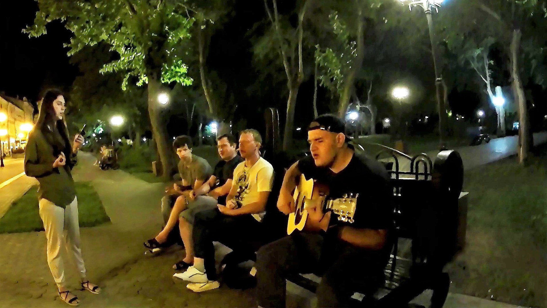 Песня В.Цоя Группа крови в исполнении уличного музыканта