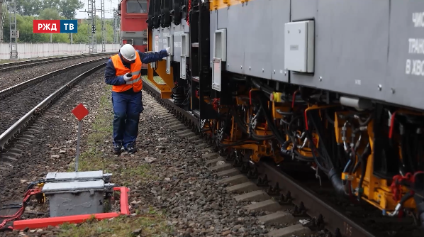 Самоходная машина для ремонта путей || Рабочий момент | РЖД ТВ
