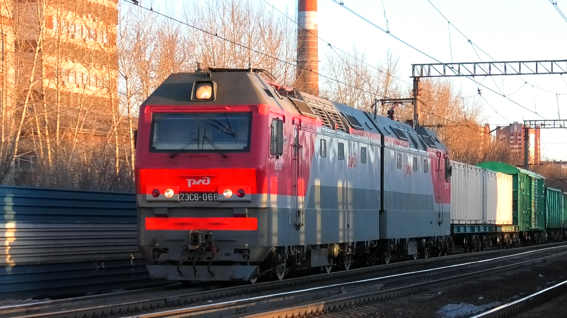 2ЭС6-066 "Синара" с грузовым поездом и ЭС104-001 "Финист" на о.п. Первомайская
