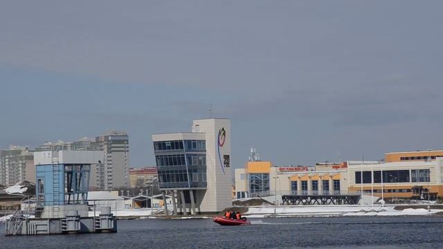 АЗИМУТ циклон 435 с мотором Меркури 25 л.с. 4 такта, четыре человека..mp4