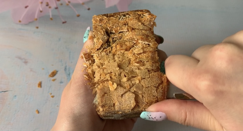 Советское «Хвойное» мыло. 
Винтажное мыло чудесно режется, на десятки маленьких частичек. Хруст?