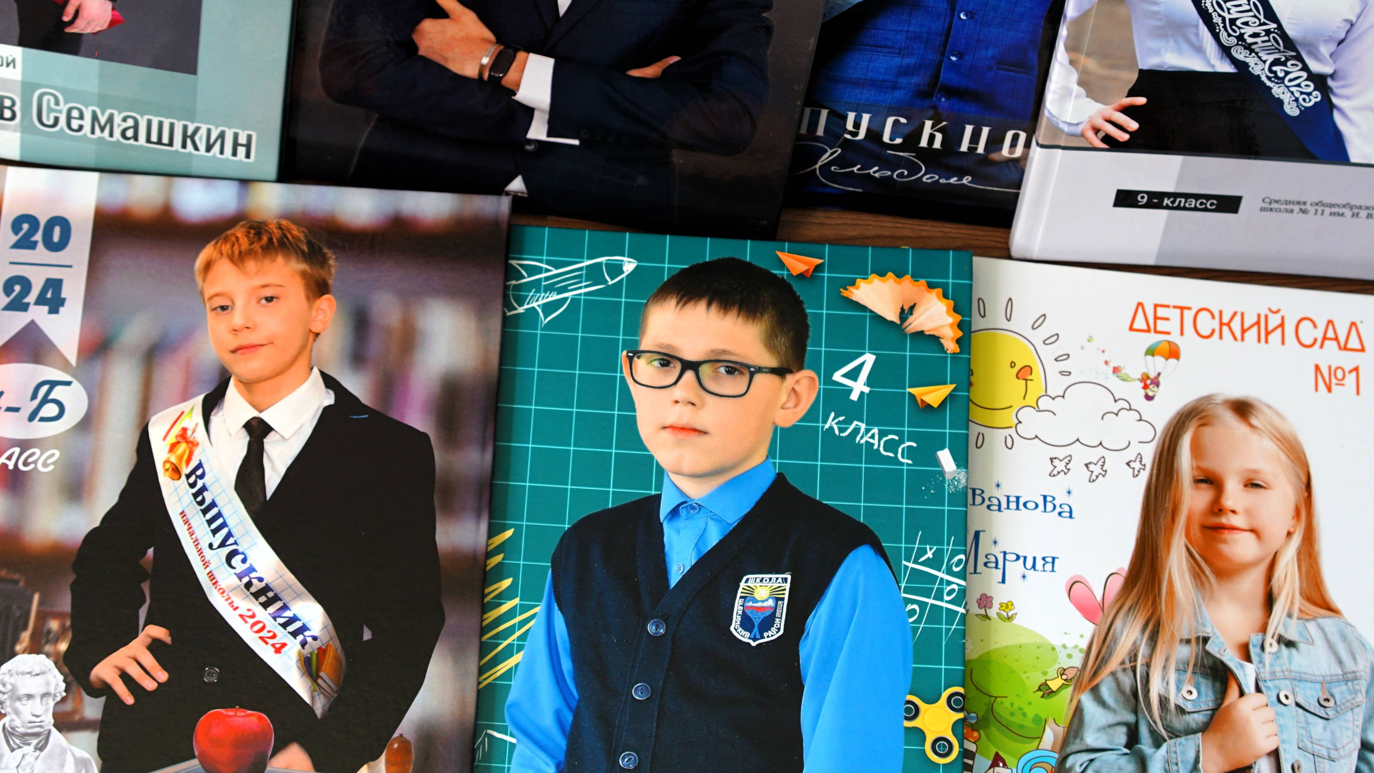 Выпускной альбом в начальной школе с "оживающими фотографиями"