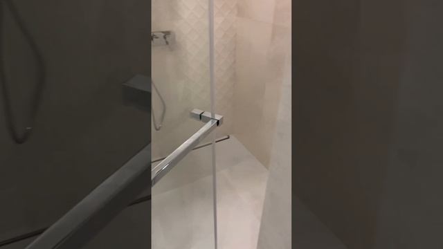 Дверь в душевой