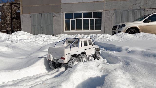 Копийно едем по снегу на радиоуправляемом внедорожнике Traxxas Trx-6 Mercedes-Benz G63 AMG G63 6X6
