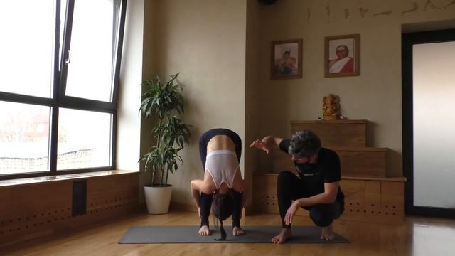 Уттанасана. Как выполнить наклон в йоге безопасно. Видео разбор