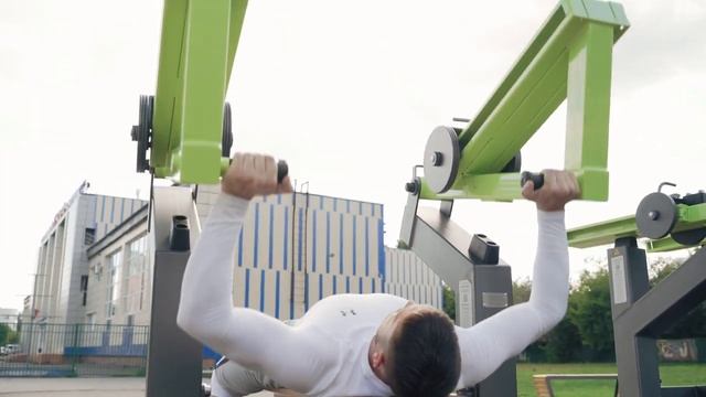 Уличный тренажер жим лежа с переменной нагрузкой.