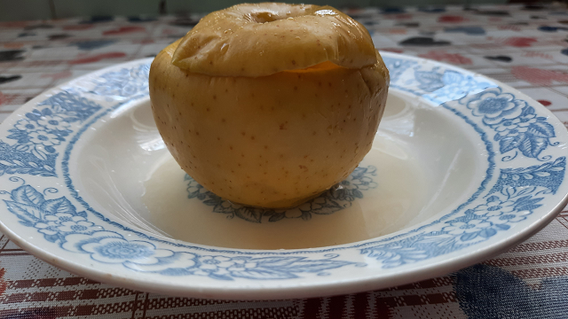 Запеченное яблоко в микроволновке.mp4