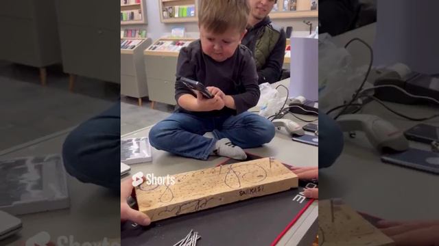 Хасбулла жестко разбивает iPhone 13 Pro Max айфон apple _ краш тест _ забил гвоздь _ жесткий