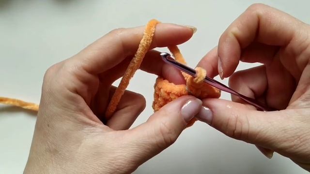 Плюшевые пасхальные яйца связанные крючком. Мастер класс.mp4