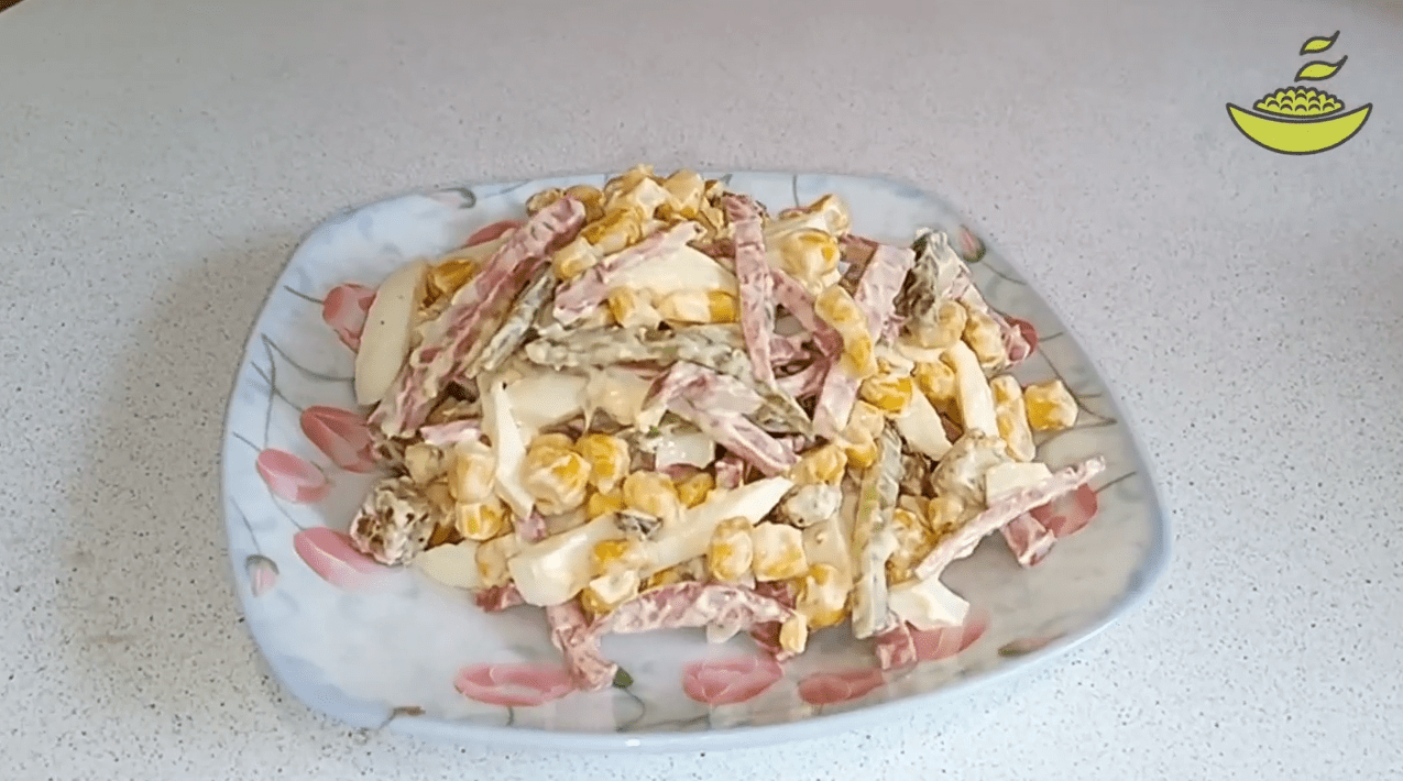 Салат с колбасой и сухариками. Уж очень Вкусный САЛАТ! Съедят за Минуту! Все продукты простые.