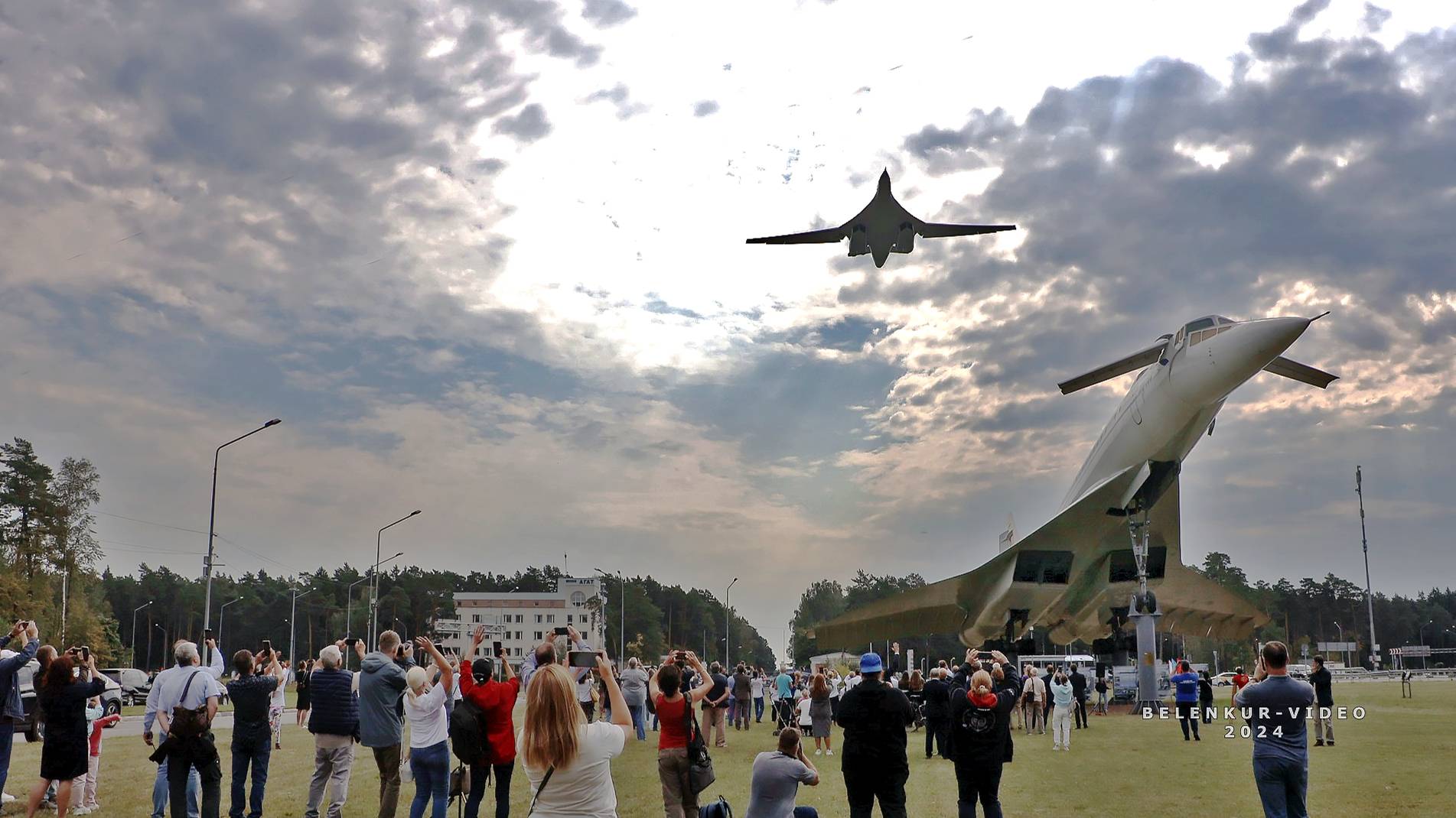 Проход Ту-160 над  памятником Ту-144