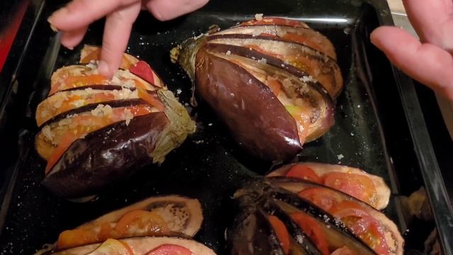 Как готовить "Горячее сердце мучачо" - баклажаны с помидором и сыром
