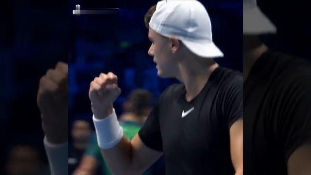 Джокович Руне. Турин. Руне демонстрирует технику удара слета.