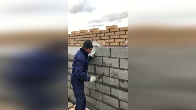Кладка керамзитобетонного блока каменщиком из Чувашии