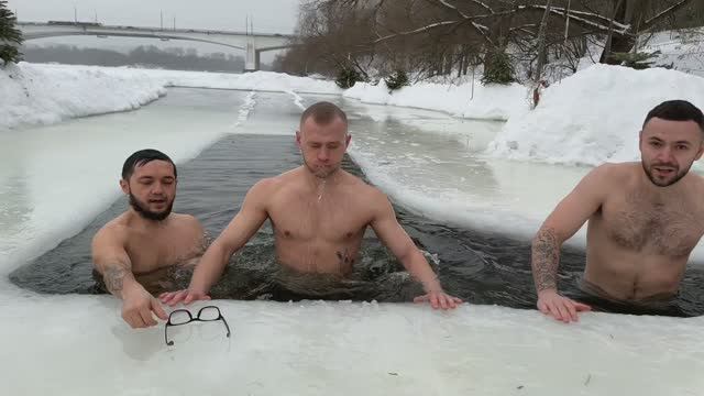 Молодежь идет в прорубь 31.01.2024 Моржи столицы