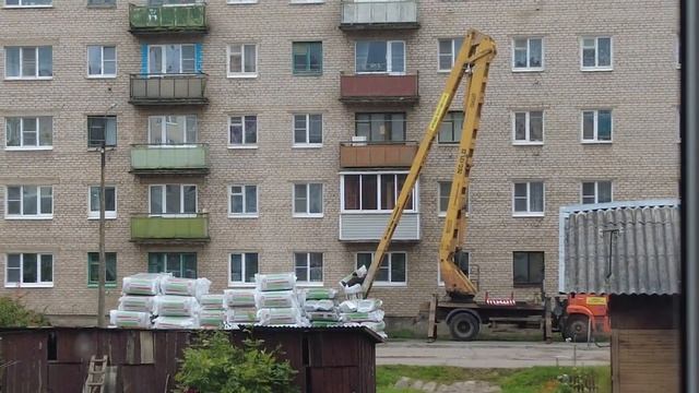 Осень сентябрь 2021 дома ; Ремонт кровли дома напротив.mp4