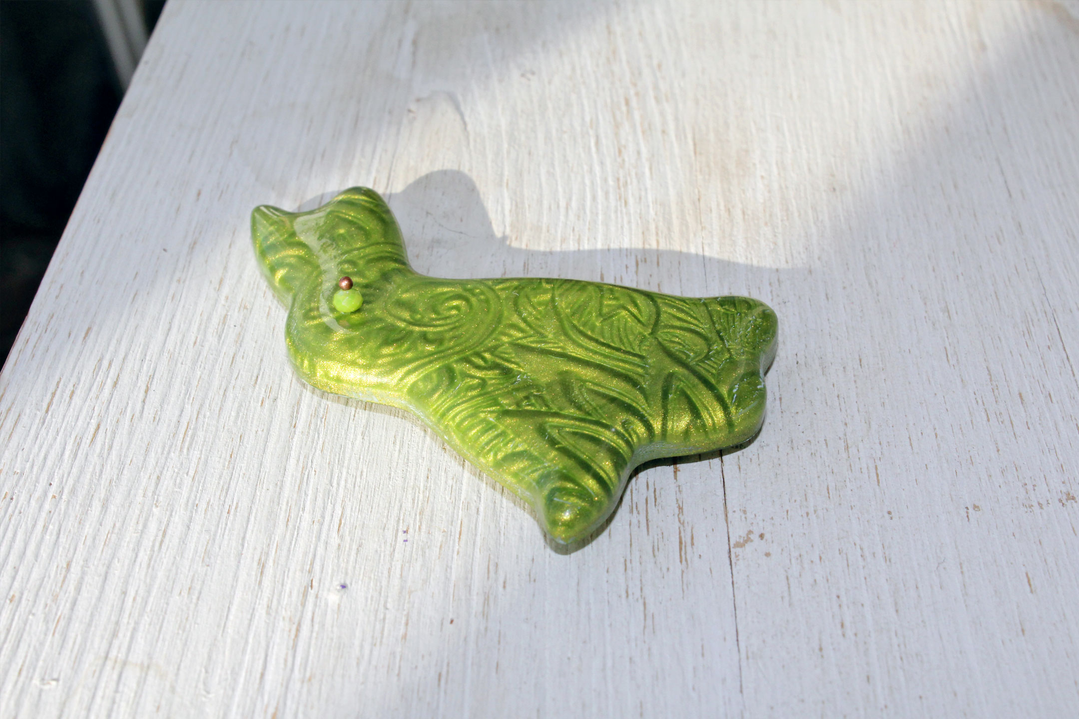 «Кролик», магнит из полимерной глины в технике мика-шифт