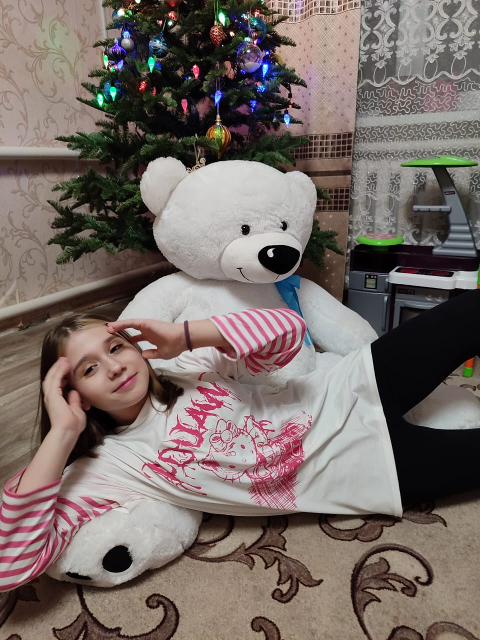 Соня играет на гитаре, а Принцесса Даша слушает ЛУЧШЕ ВИДЕО!!!