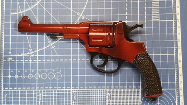 Револьвер Наган из дерева своими руками Резьба по дереву ( Revolver Nagan from a tree.)