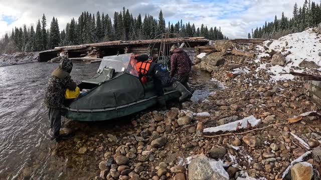 Аэролодка Хариус 440 везет четверых против течения по горной речке. Идет там, где нет воды.