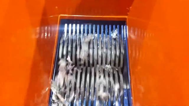 часть 2 на что способен наш шредер ИШМ-220_ пластик, пэт, мешки, плёнка и литник..mp4