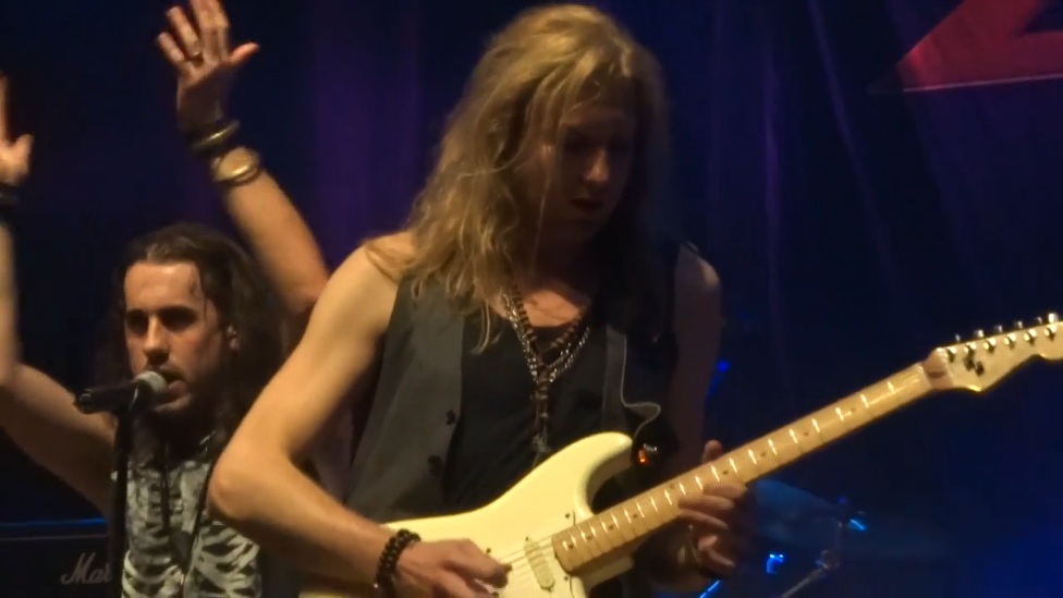 CRAZY LIXX - Heroes Are Forever (live at Frontiers Rock Festival 2014)