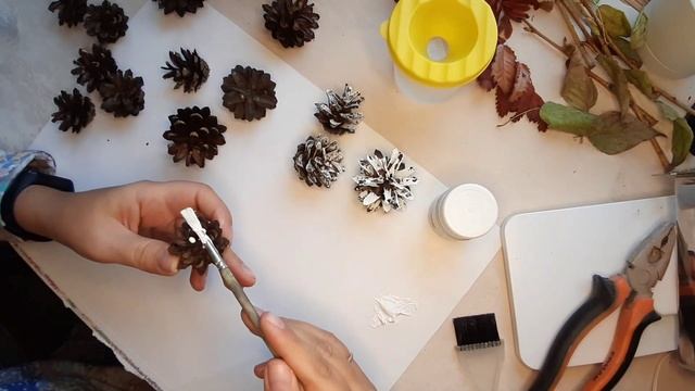 Подготовка шишек перед использованием в новогоднем или рождественском декоре.mp4