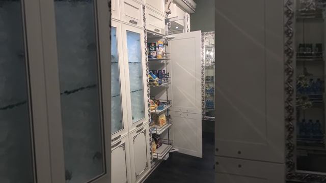 Колонка и шкаф с выдвижными сетками в кухне.mp4