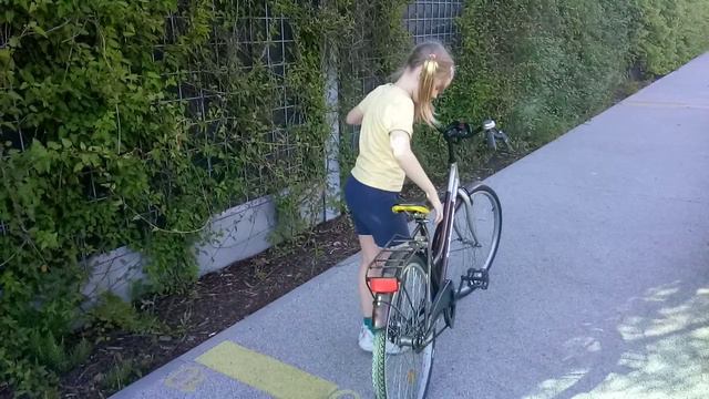 Катя учится кататься на велосипеде