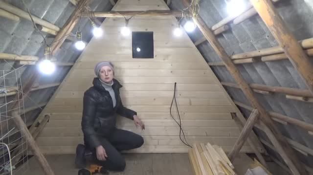 Обшила фронтон внутри дома вагонкой