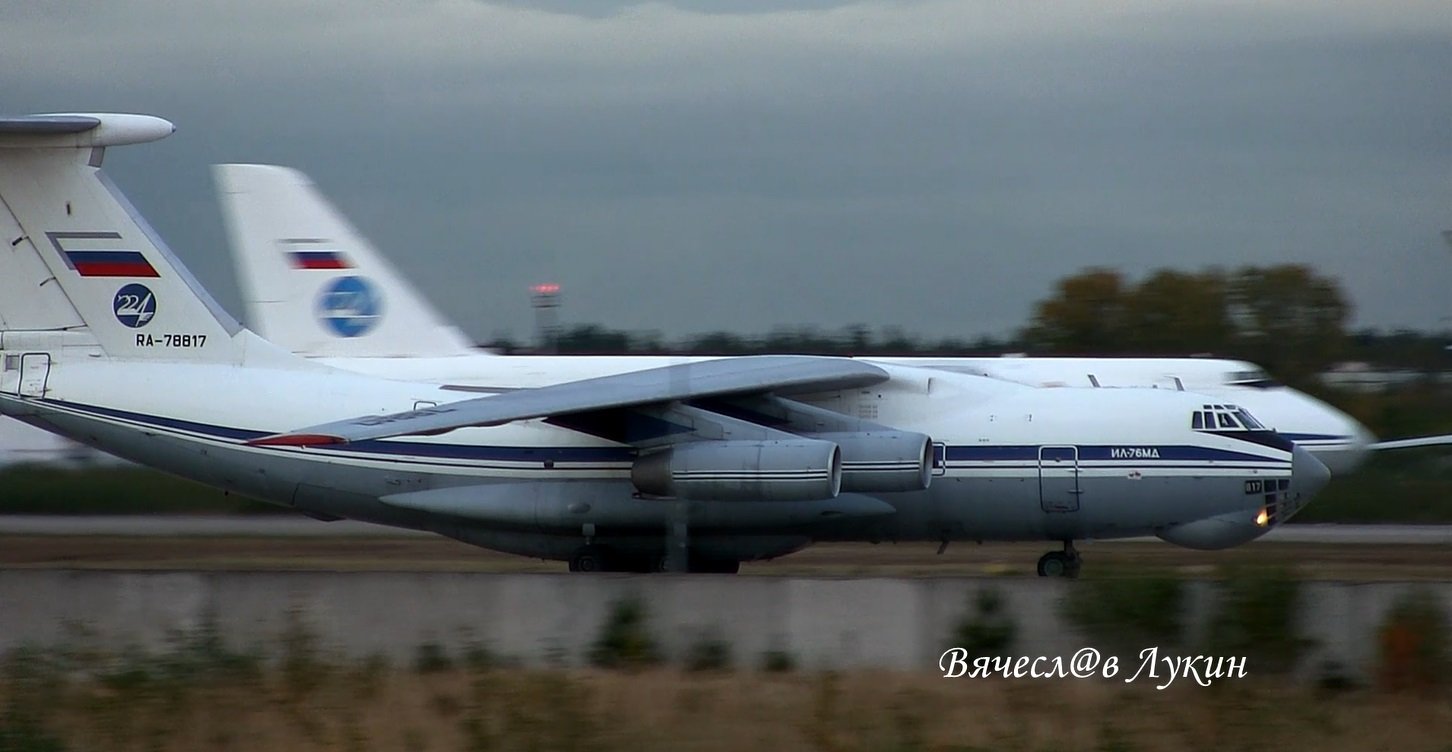 В работе одна РД, руководитель полётов разруливает борта на вылет Ан-124 и Ан-12, и посадку Ил-76