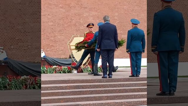 Возложение венков к памятнику Неизвестного солдата