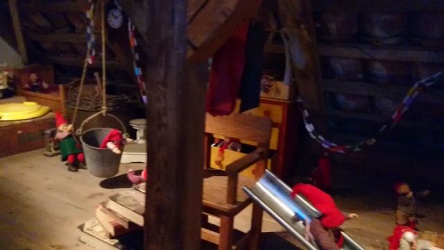 Ниссе на чердаке дома Старого Города г. Орхус, Дания