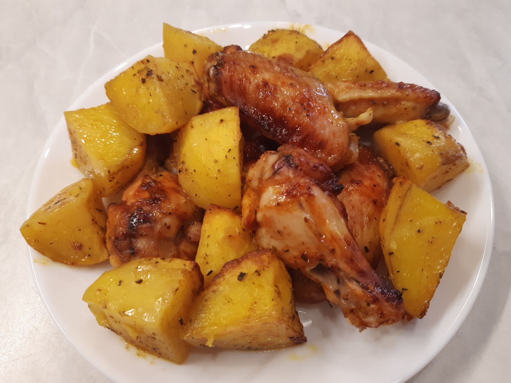 Куриные крылышки с картошечкой