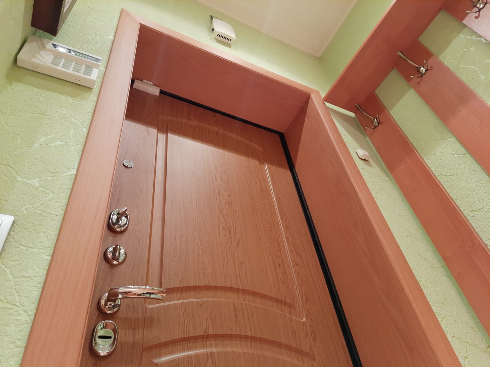 Установили широкие доборы и наличники в цвете миланский орех на входную дверь