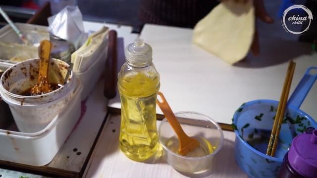 Chinese Street Food -Fried noodles with egg and fried rice at night market, hand-cooked egg pancakes