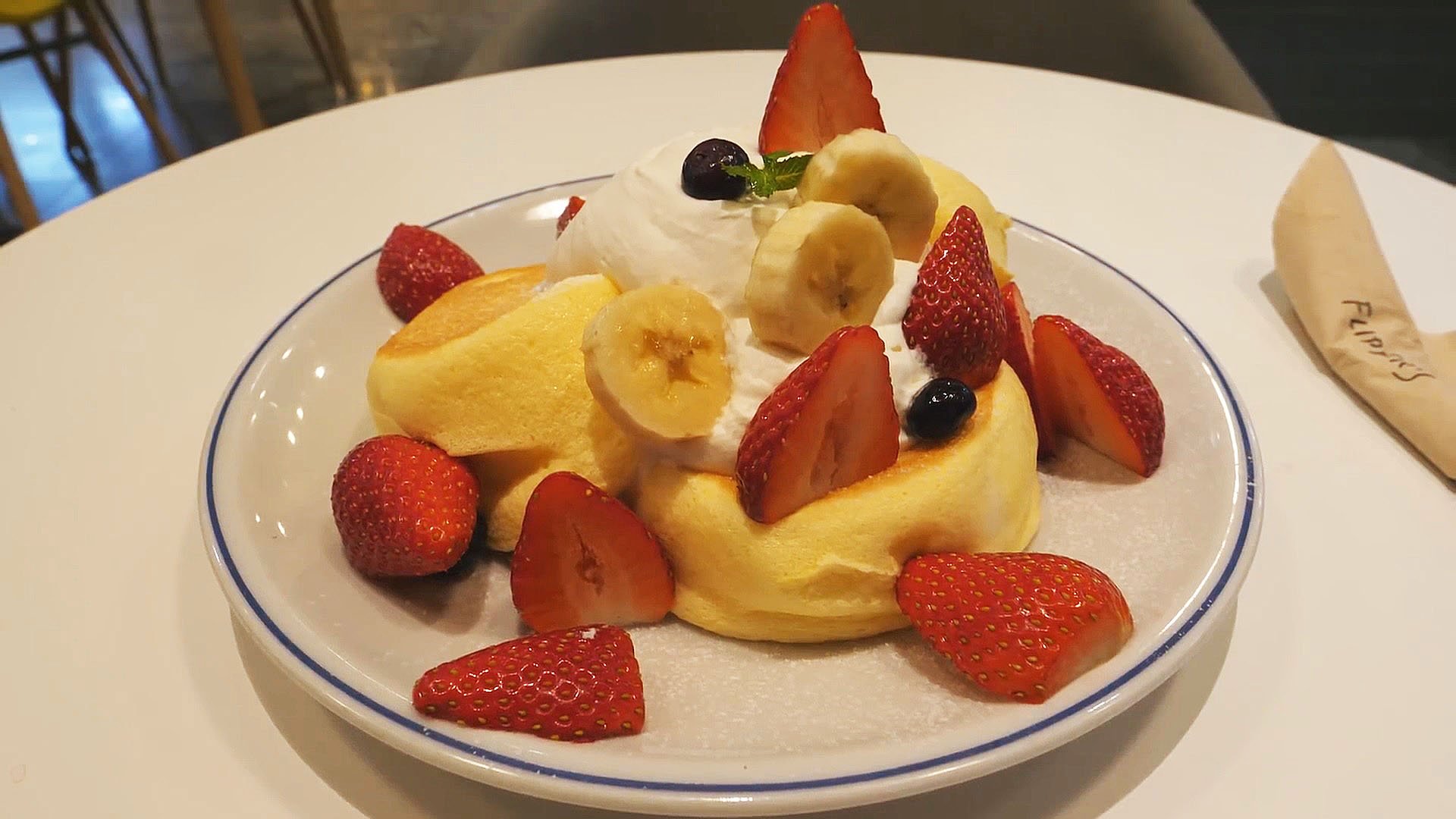 Блинчик-суфле с клубникой