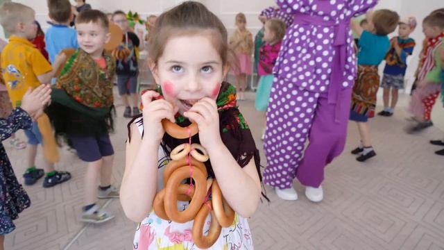 кира с бубликом на Масленице 2023