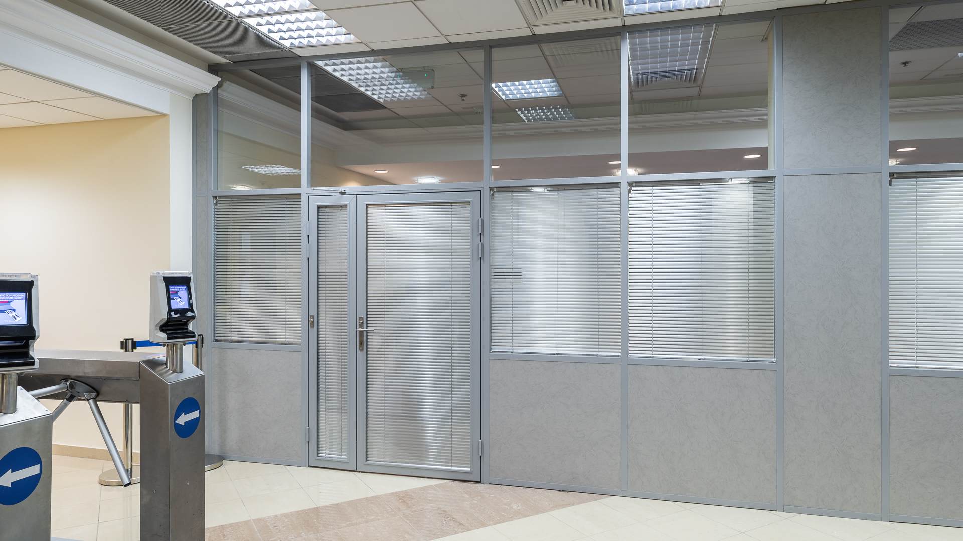 Nayada поставила офисные перегородки NAYADA-Standart и стеклянные двери VITRAGE II в Экспоцентр