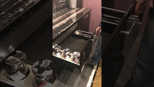 Тумба в кухню с двумя ящикми и одним скрытым ящиком для столовых приборов.mp4